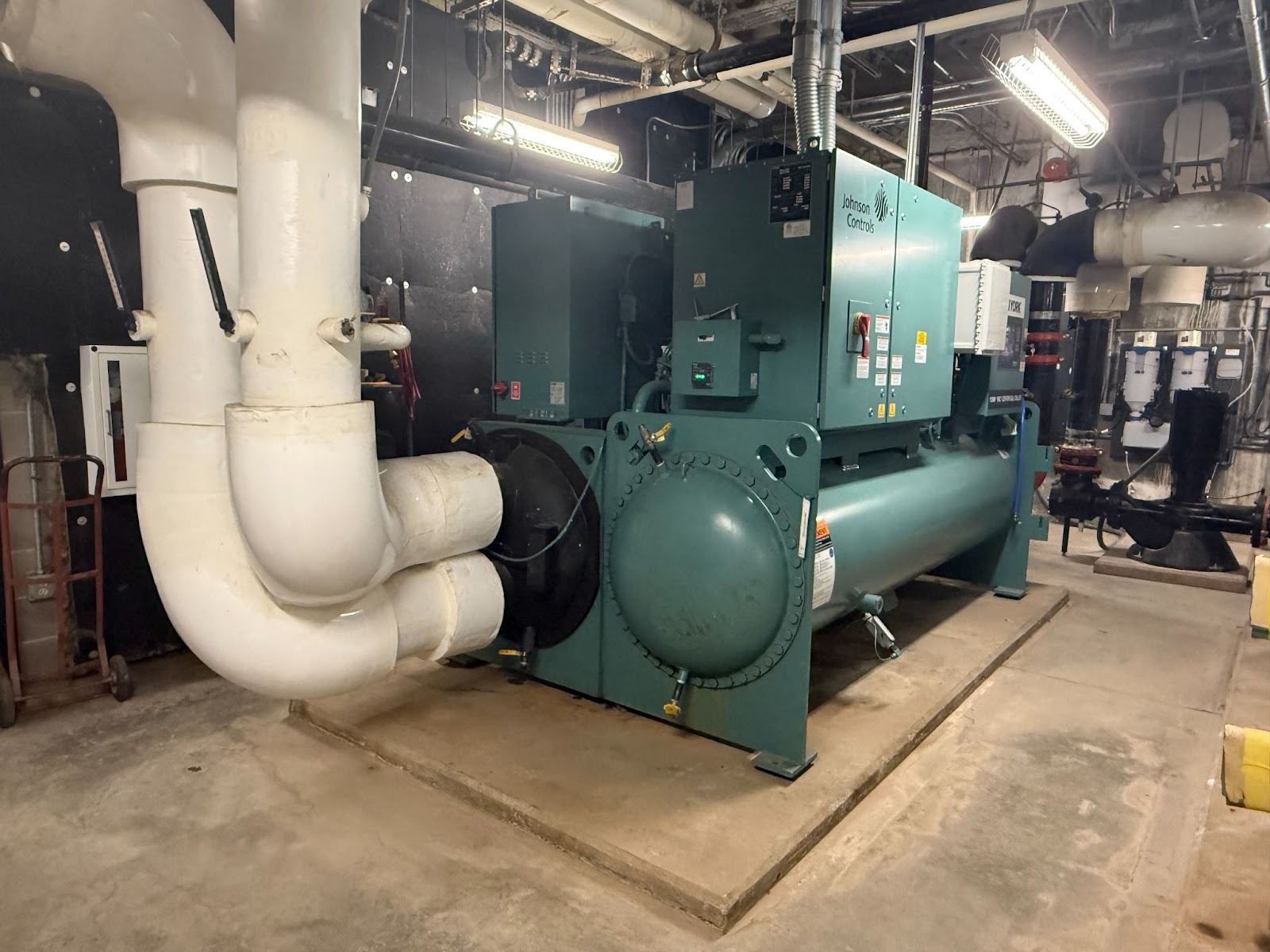 How Chillers and Cooling Towers Work Together - CCPIA